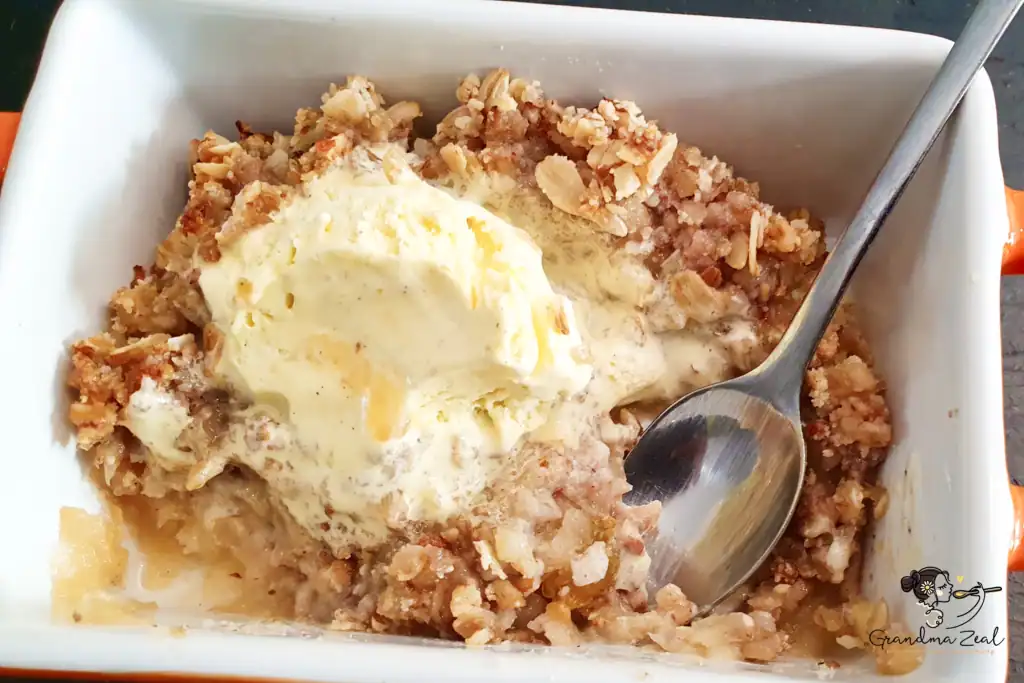 HEALTHY FRUIT CRUMBLE WITH APPLES, PEARS AND PLUMS