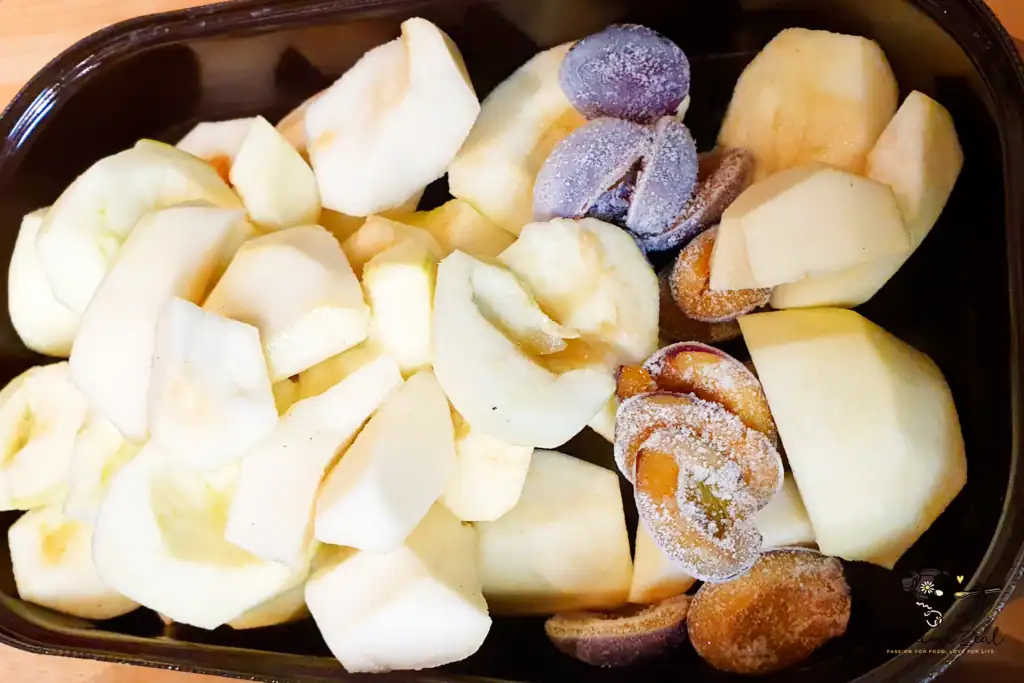 HEALTHY FRUIT CRUMBLE WITH APPLES, PEARS AND PLUMS